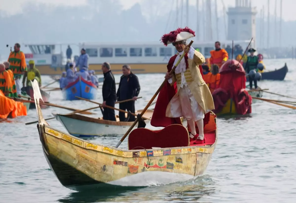 Sur la stratoj de Venecio komencis la Grandan Karnavalon