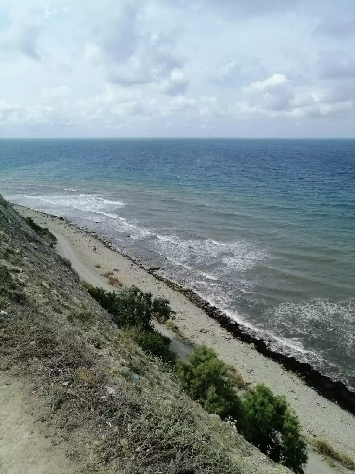 A cor da auga era así. Os montes negros son Tina. Non me lembro de que Tina clavado nesta praia.