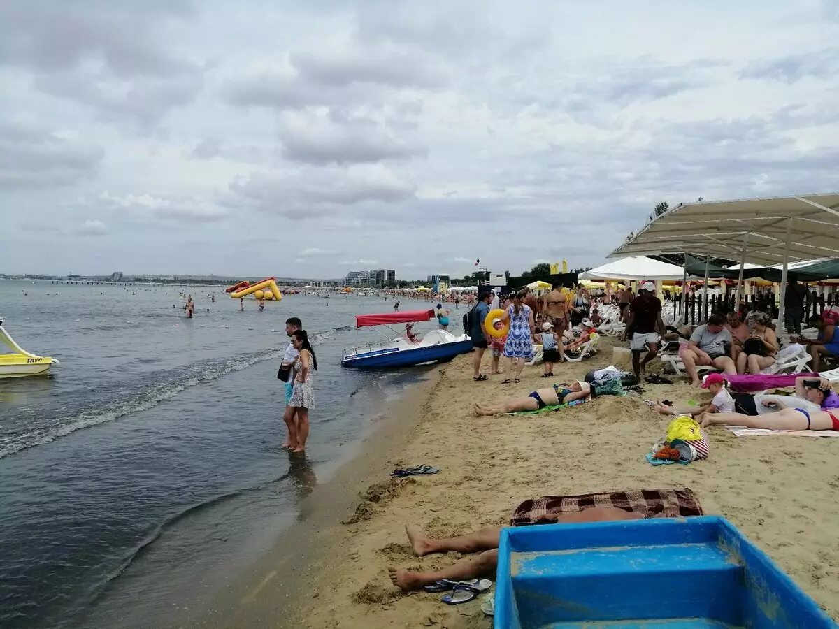 Ang tubig itom gikan sa gagmay nga mga salin sa Tina. Humot nga haom