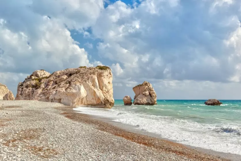 Cyprus atau Greece: Apa yang harus dipilih untuk berehat dengan kanak-kanak ke laut dan bagaimana untuk menjimatkan perjalanan 10305_2