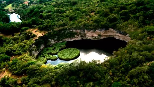 Hindi kapani-paniwala karst funnel kung saan maaari mong lumangoy 10340_7