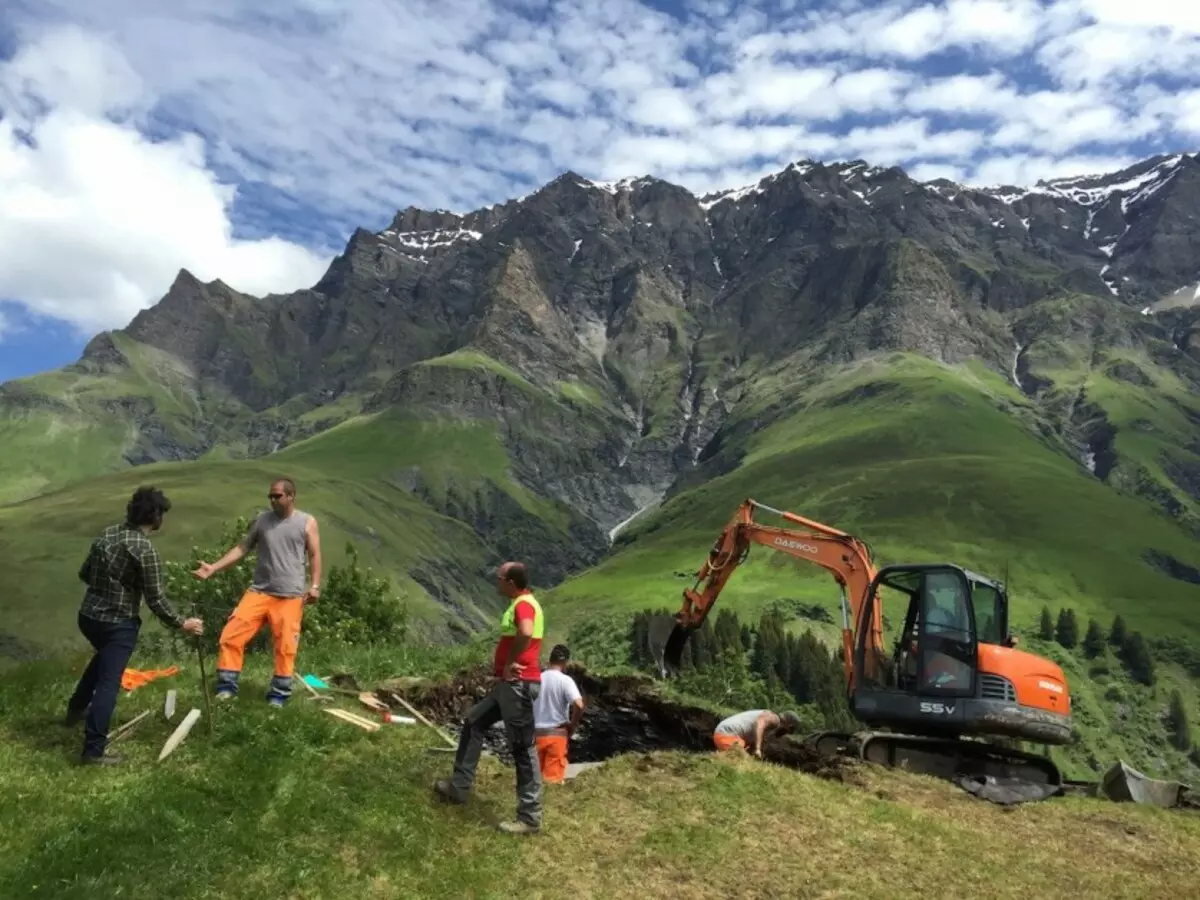 Nkwari akụ na-enweghị mgbidi na akwa na-eleba anya na Switzerland Alps 10354_3