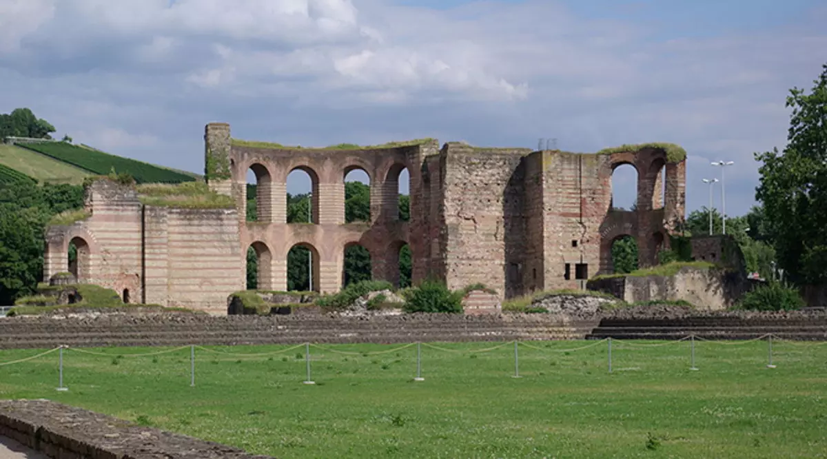 Leumpang ka kota Jerman leutik di Walungan Moselle 10586_11