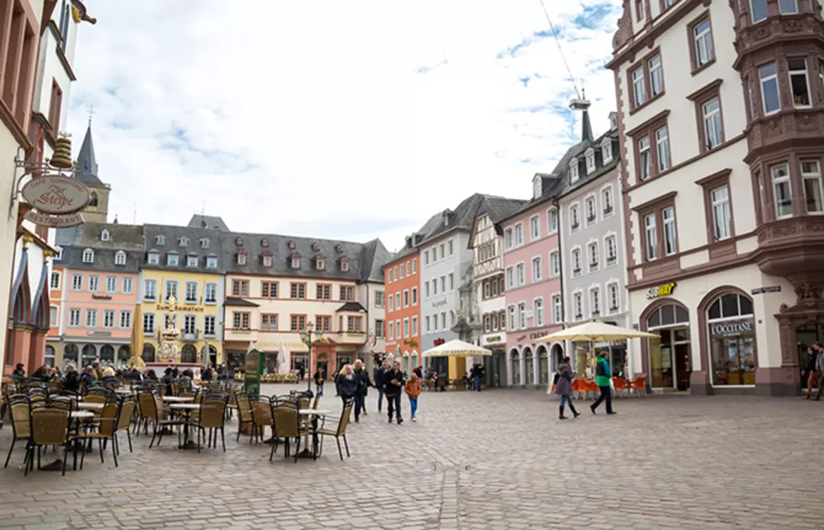 Leumpang ka kota Jerman leutik di Walungan Moselle