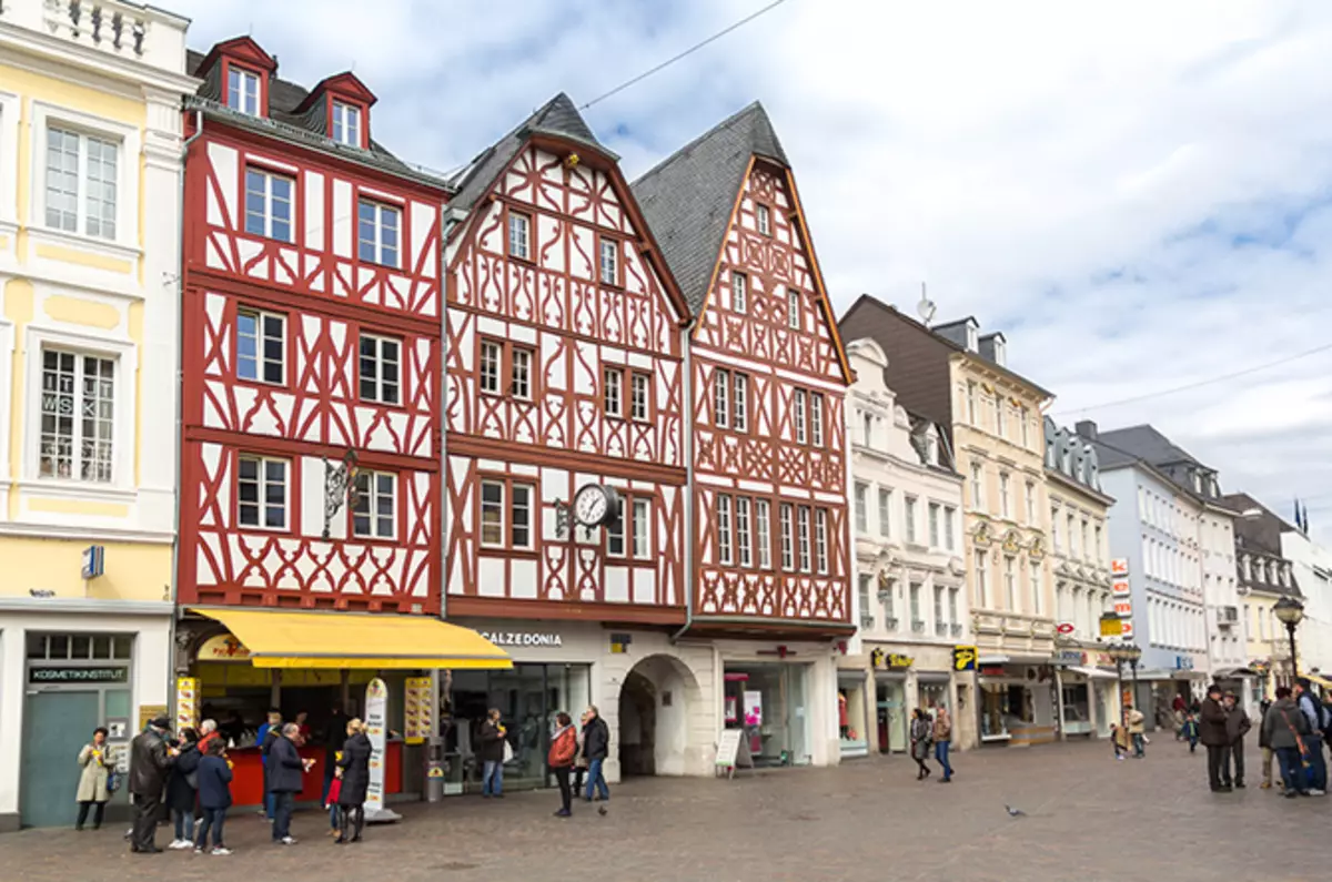 Leumpang ka kota Jerman leutik di Walungan Moselle