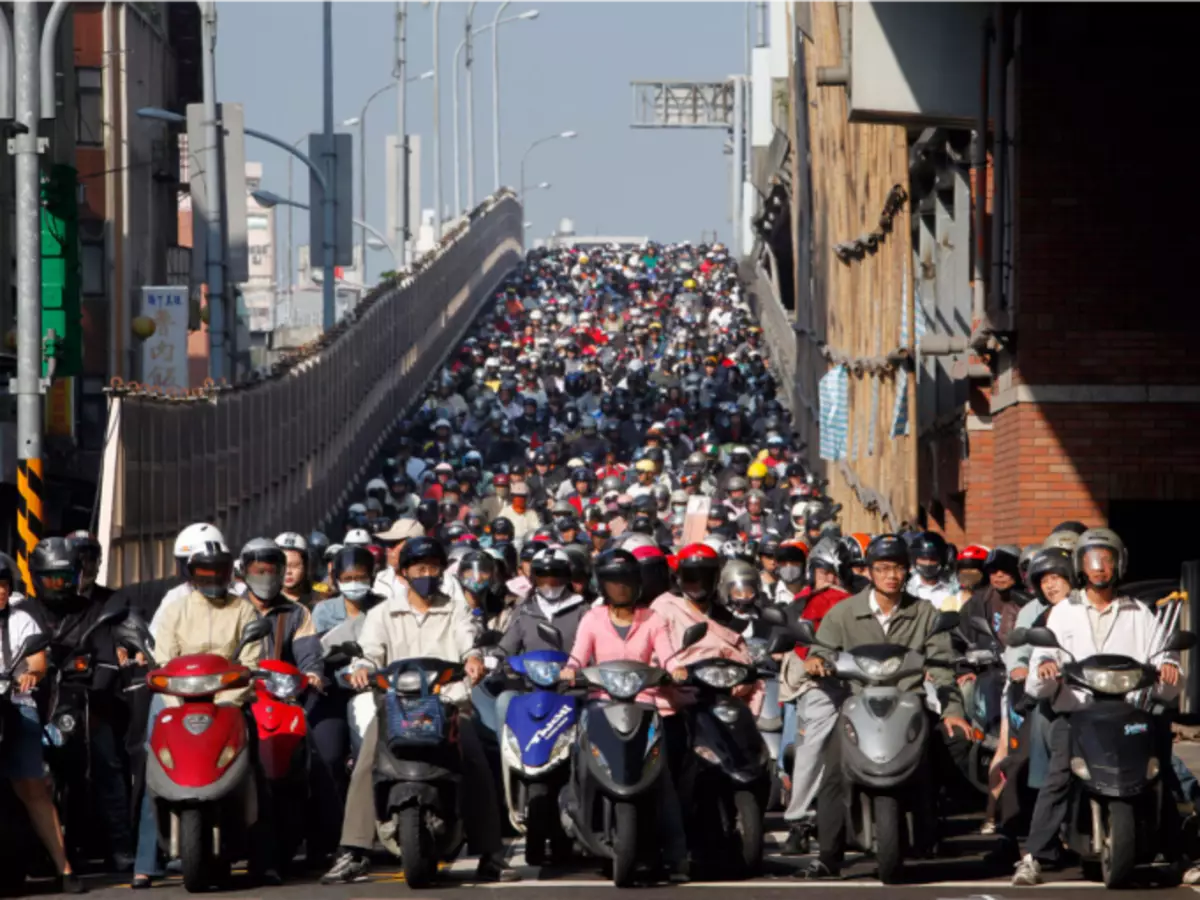 What does a peak hour looks like in the megalopolis of different countries 10600_1