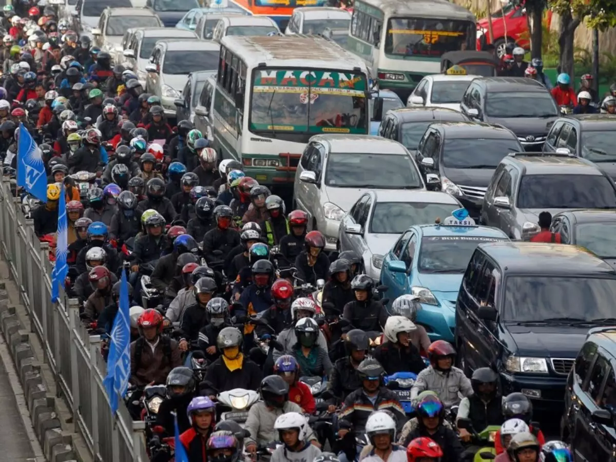 What does a peak hour looks like in the megalopolis of different countries 10600_11