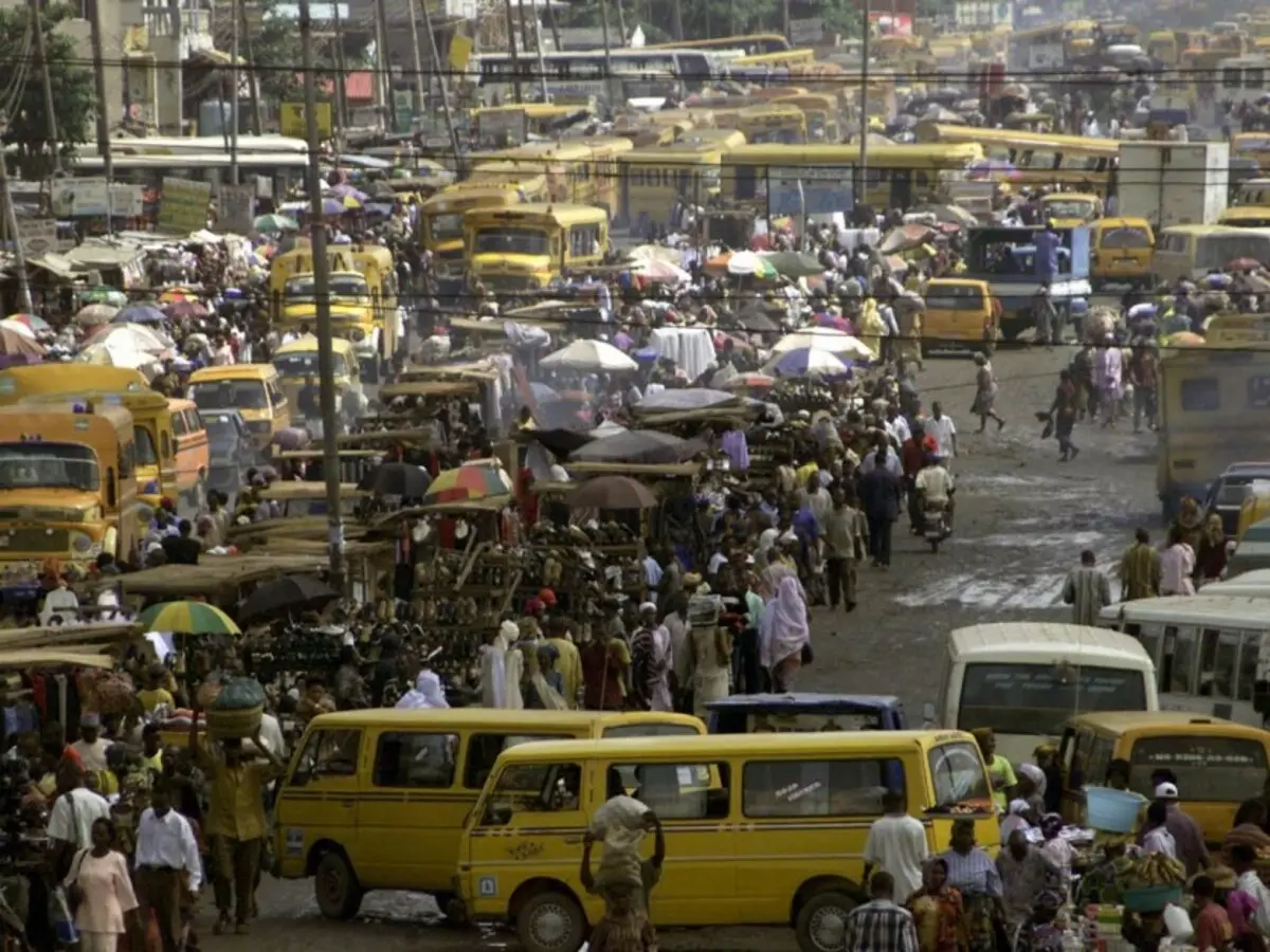 What does a peak hour looks like in the megalopolis of different countries 10600_13