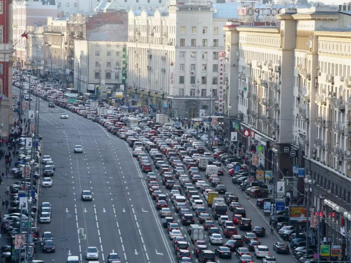 Kaj izgleda vrhunska ura v megalopoli različnih državah 10600_15