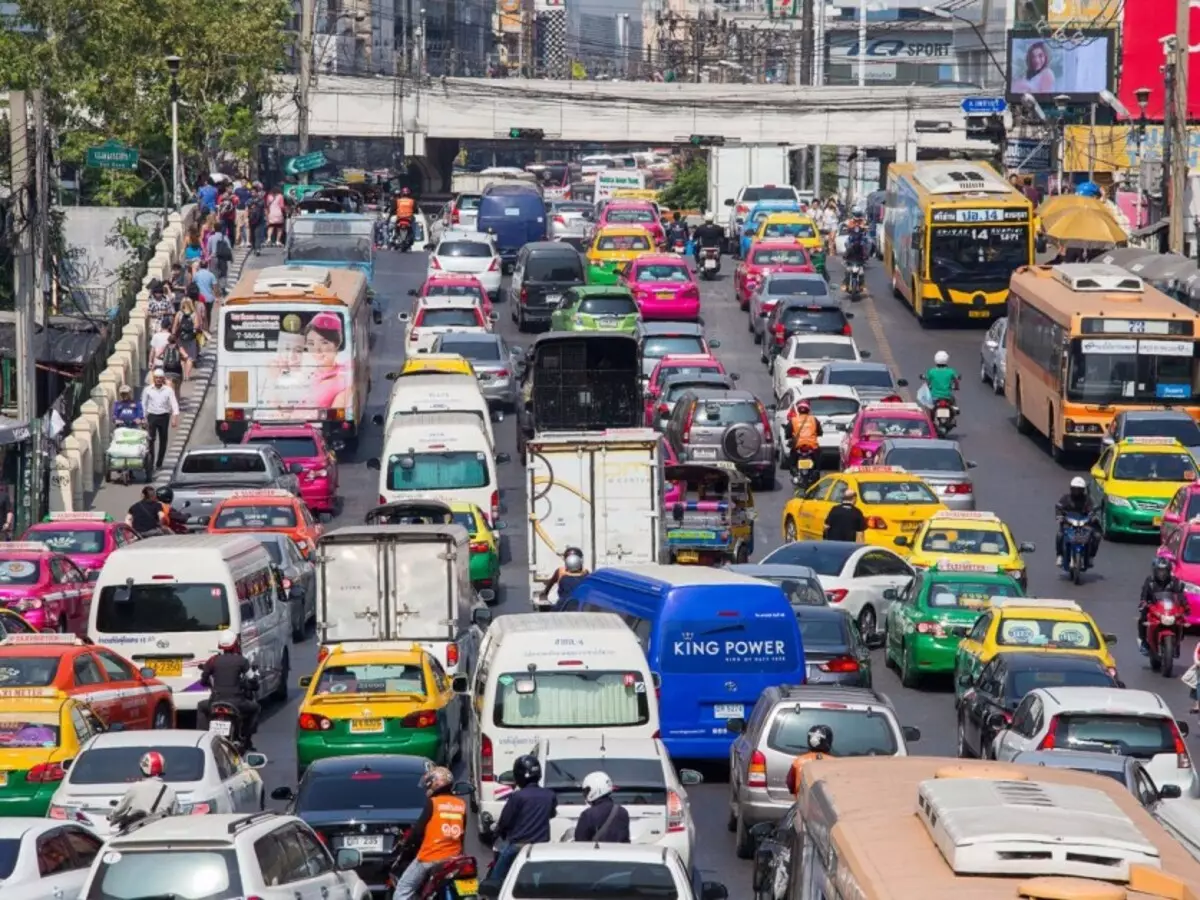 Ano ang hitsura ng isang peak hour sa megalopolis ng iba't ibang mga bansa 10600_16