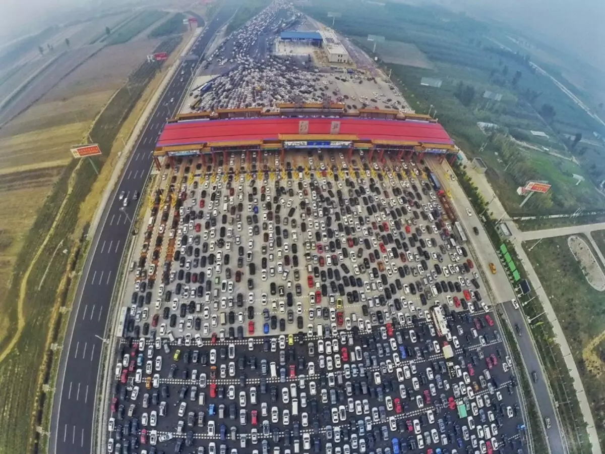 What does a peak hour looks like in the megalopolis of different countries 10600_2