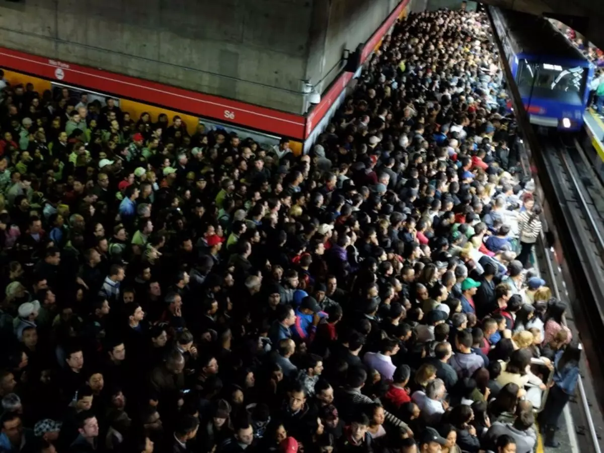 What does a peak hour looks like in the megalopolis of different countries 10600_4