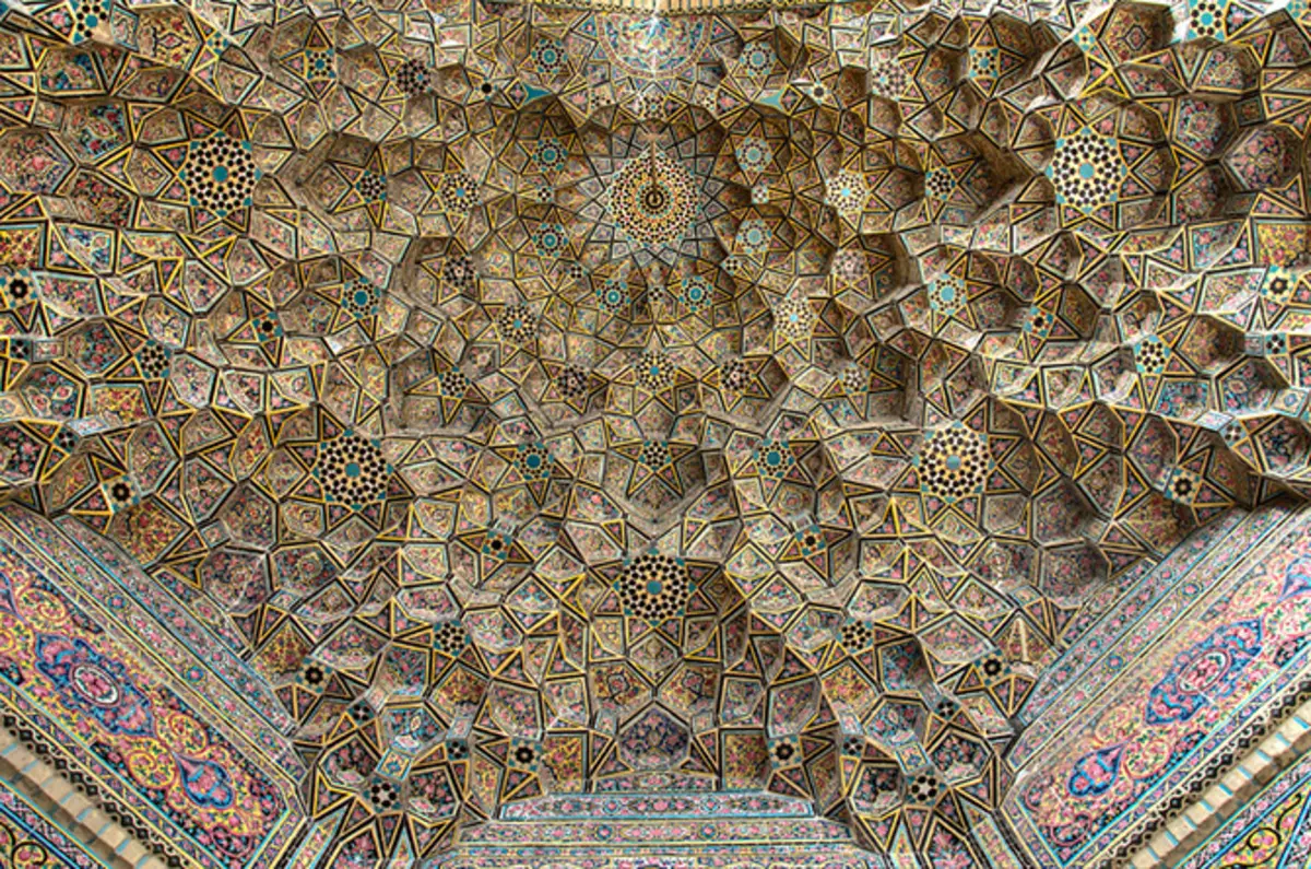 Vetro macchiato unico all'interno della moschea Nasir al-Mulk 10632_14