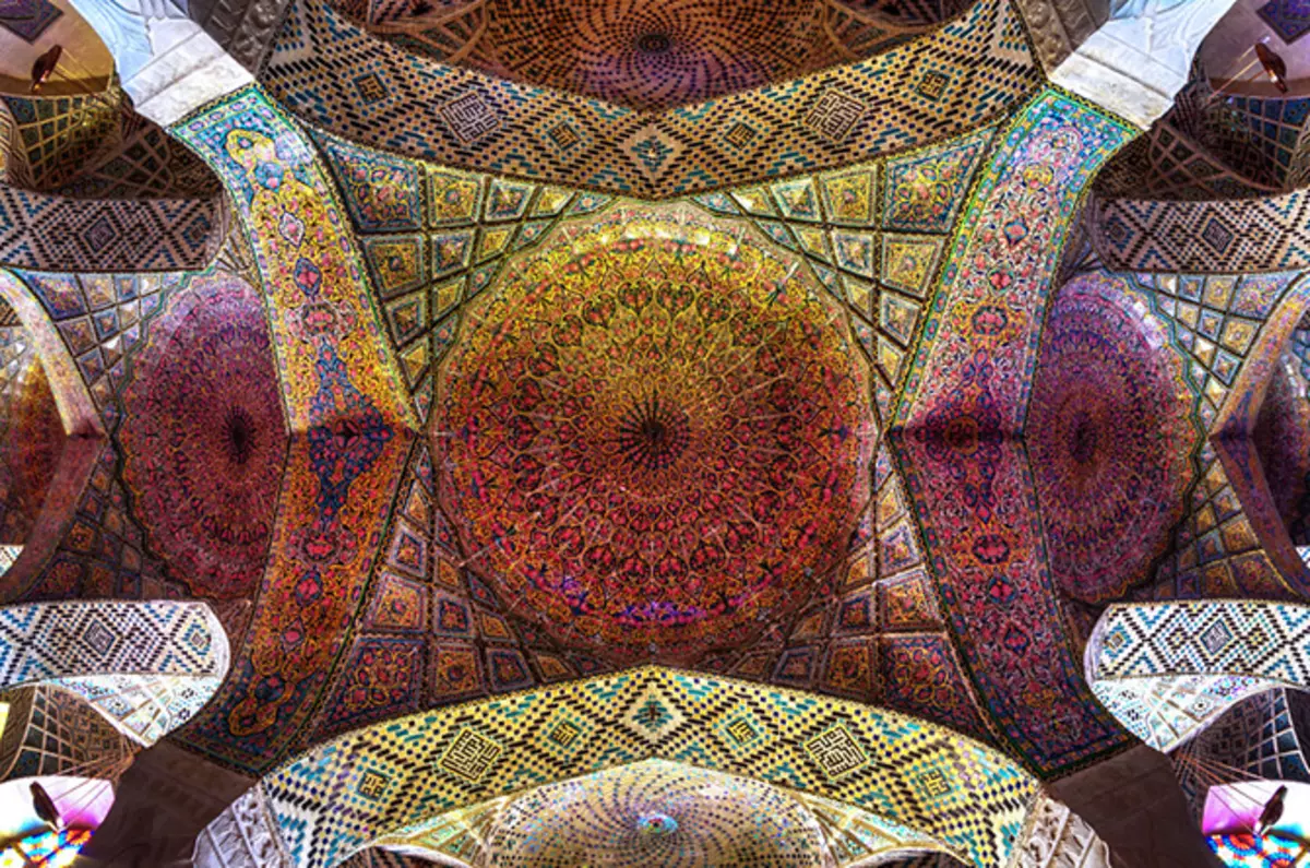 Vetro macchiato unico all'interno della moschea Nasir al-Mulk 10632_18