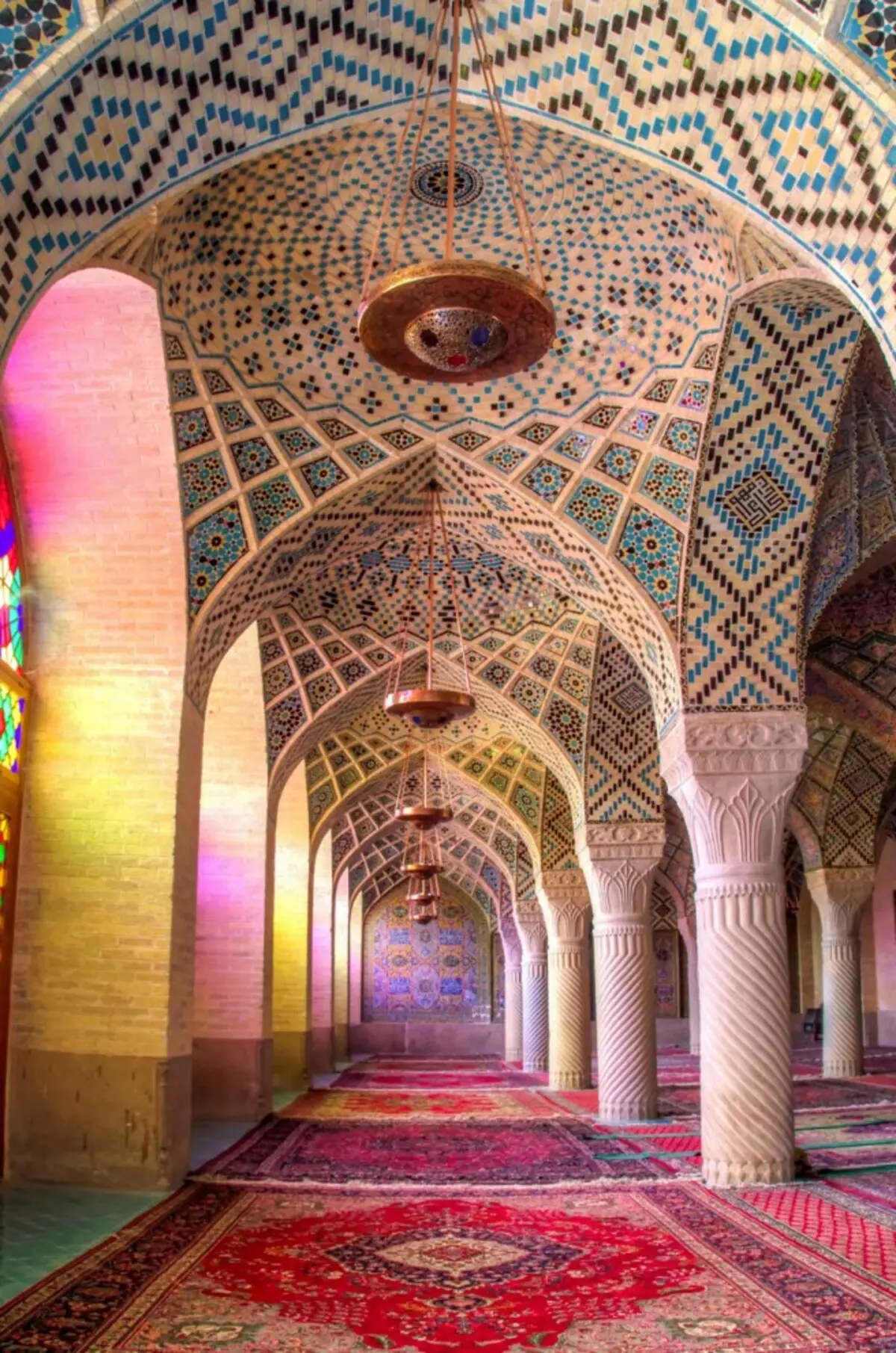 Vetro macchiato unico all'interno della moschea Nasir al-Mulk 10632_4