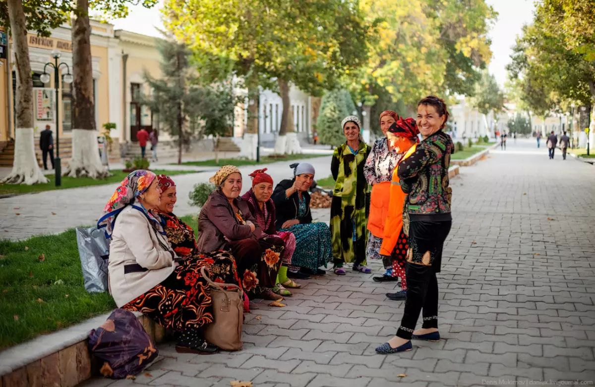 Cammina attraverso la località turistica dell'Uzbekistan