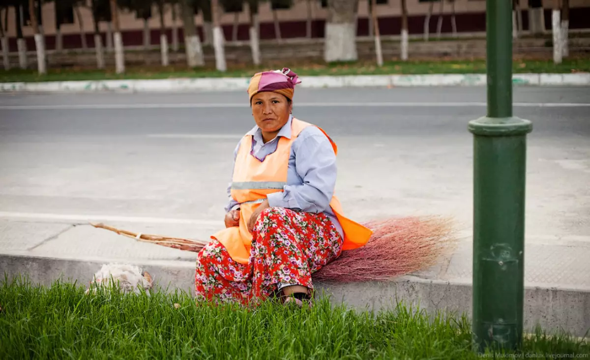 Cammina attraverso la località turistica dell'Uzbekistan