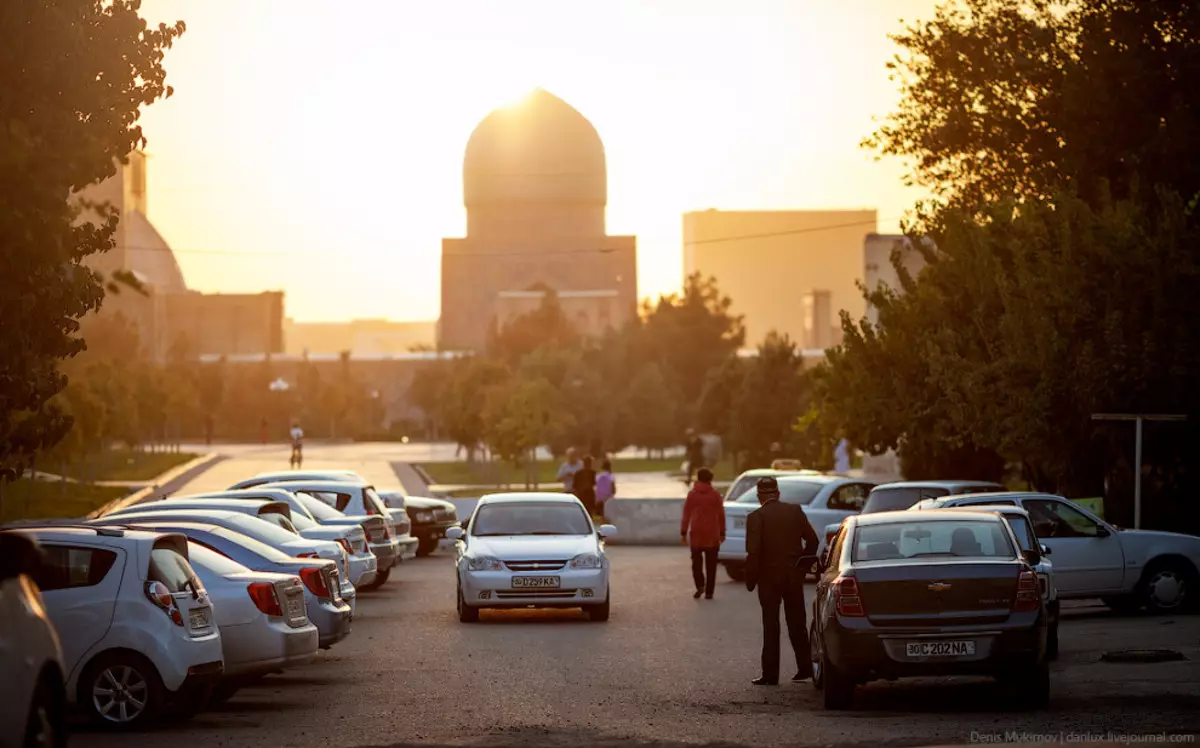 Cammina attraverso la località turistica dell'Uzbekistan