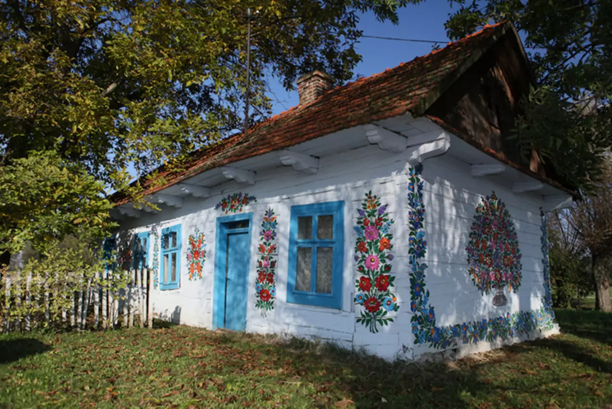 Чудо-село, в якій розписані всі будинки, паркани та мости 11011_2