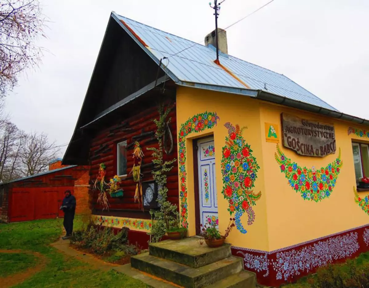 Чудо-село, в якій розписані всі будинки, паркани та мости 11011_6