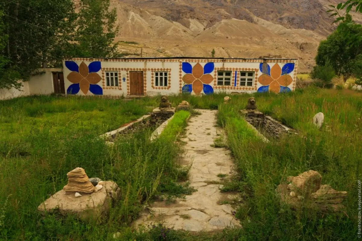 Pamir home and ruins of an ancient fortress 11182_2