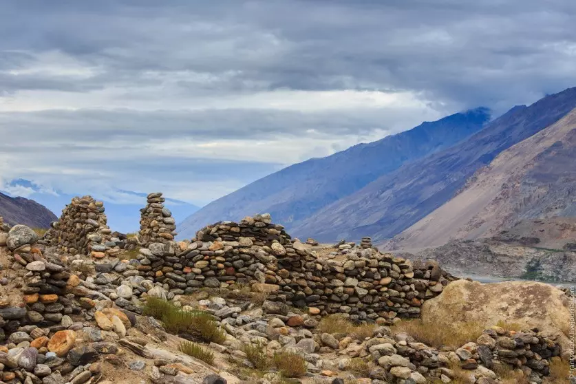 Pamir casa e ruínas dunha antiga fortaleza 11182_31