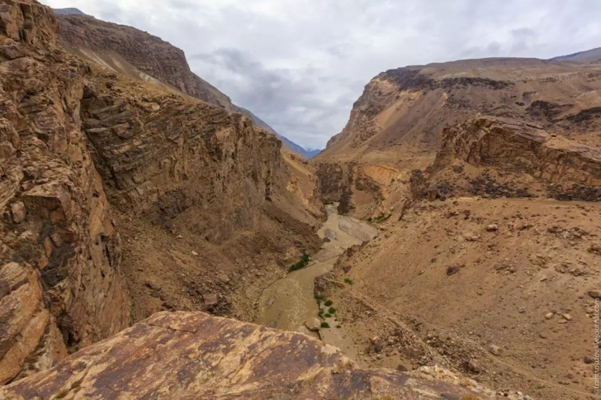 Pamir thuis en ruïnes van een oud fort 11182_32