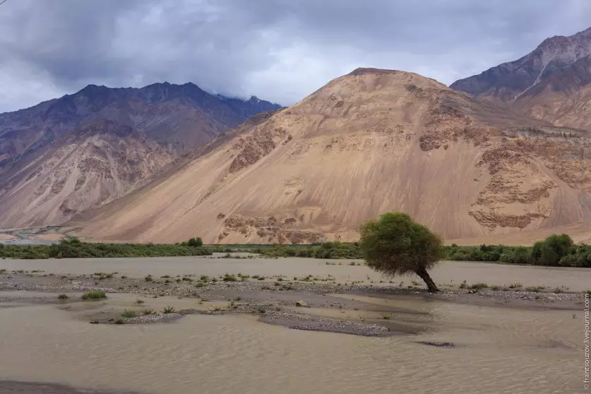 Pamir thuis en ruïnes van een oud fort 11182_35