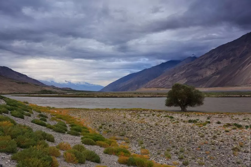 Pamir thuis en ruïnes van een oud fort 11182_37