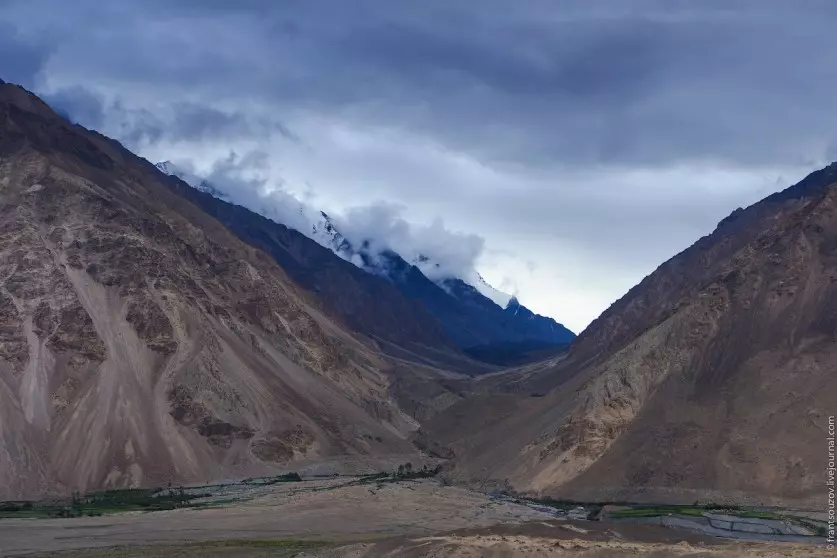 Pamir thuis en ruïnes van een oud fort 11182_39