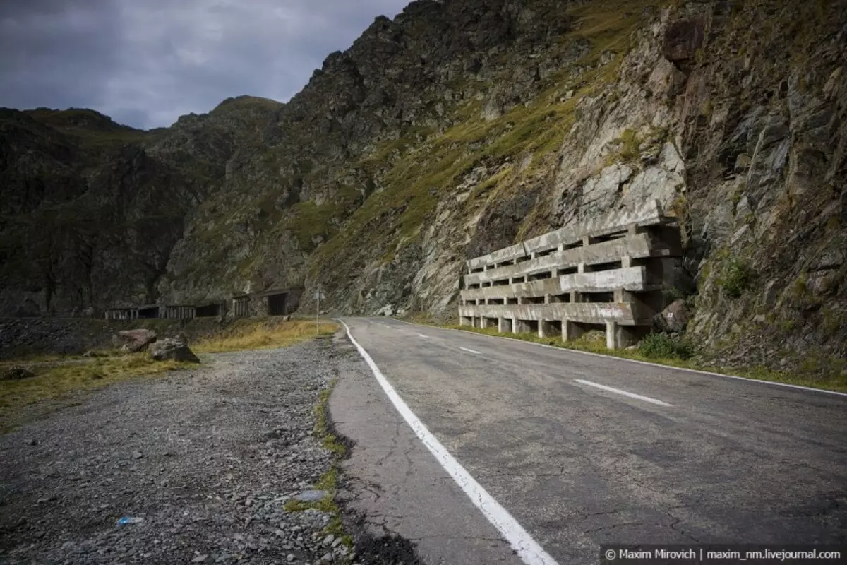 Ferðast yfir Mountain Road Transfagaras 11377_24