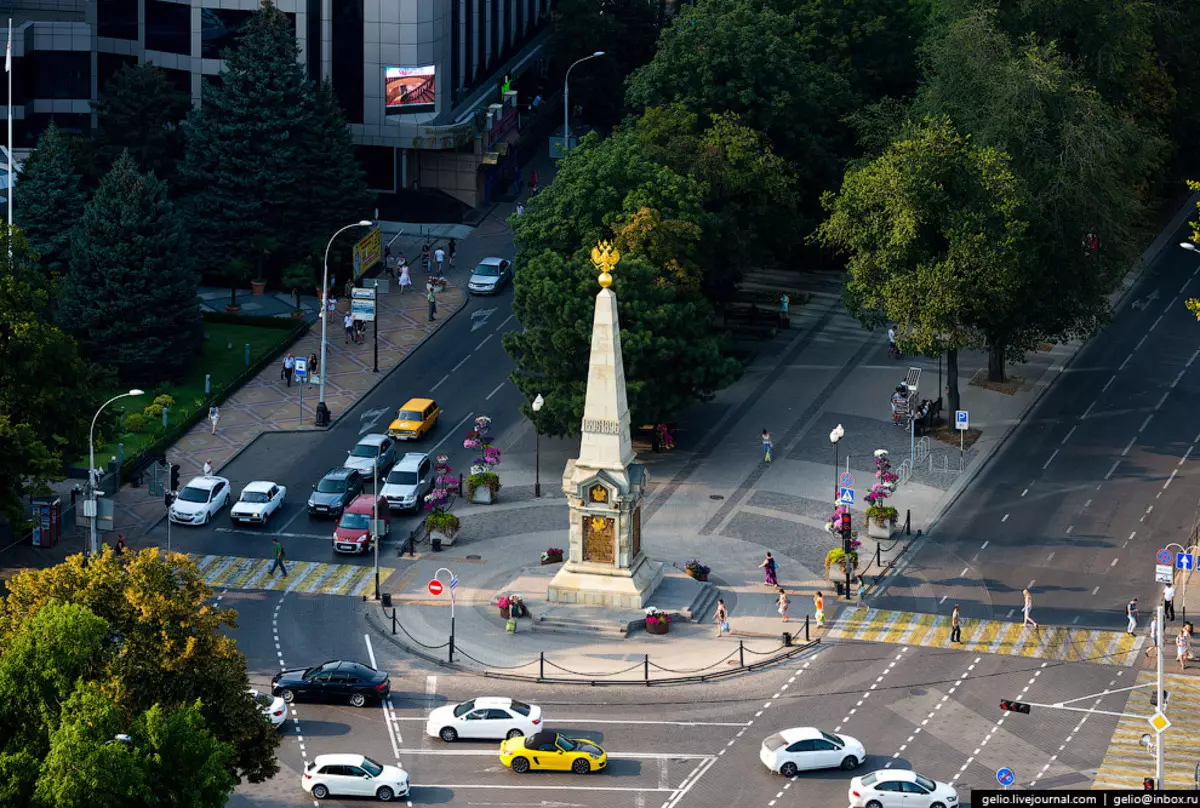 Obelisk till ära för 200-årsdagen av Kuban Cossack-trupperna.