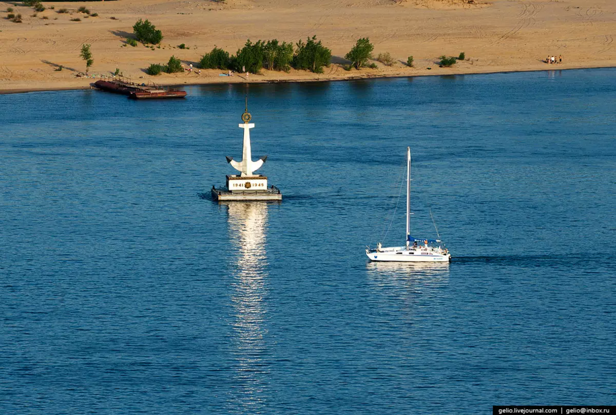 وولگا تي مئل دريائي بورڊ ڏانهن فلوٽنگ يادگار.