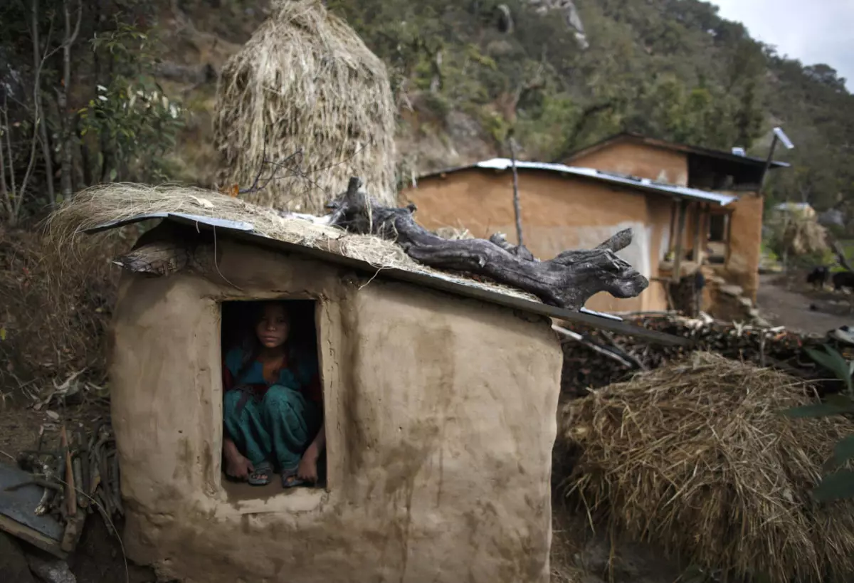 Aldeia nas montanhas do Nepal Ocidental