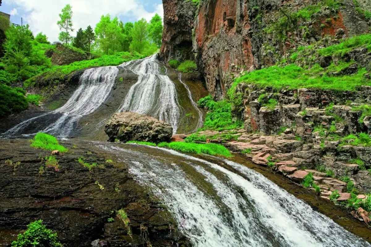 Dej tsaws tsag ntawm ib tug siab-qhov siab nyob nrog cov ntxhia ua si Jermuk hauv Armenia