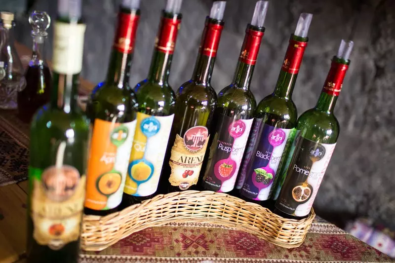 Fwj nrog wines los ntawm cov zos ntawm lub zos ntawm Arena hauv Armenia