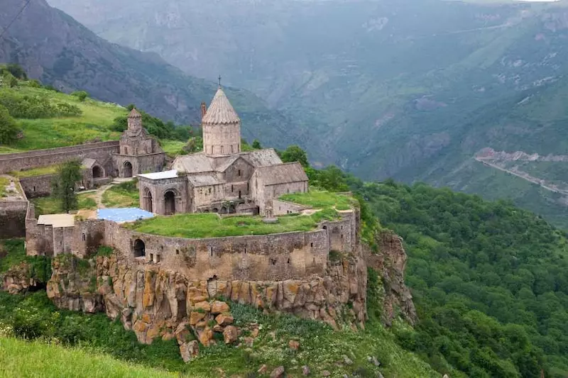 Sab saum toj pom ntawm Tatev Monastery hauv Armenia