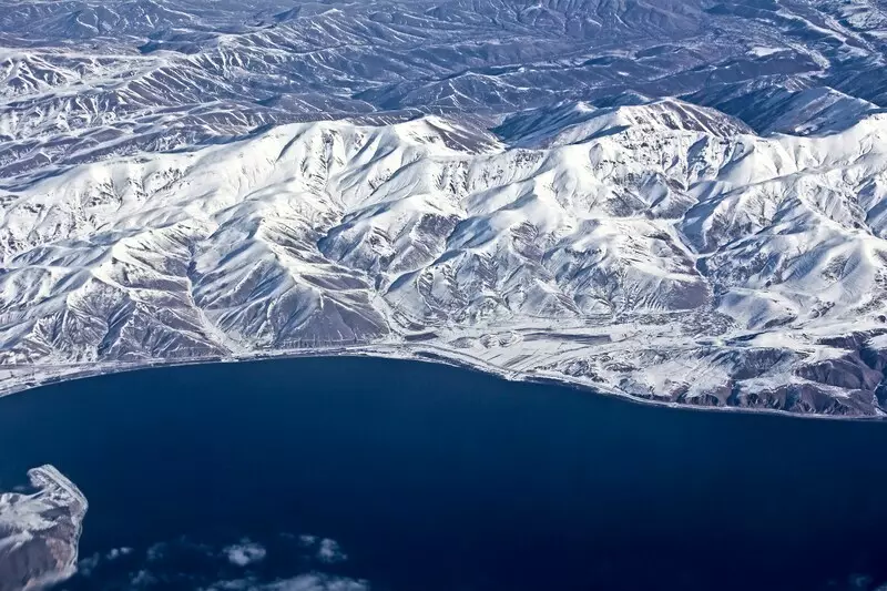 Pamje e lartë e liqenit Sevan dhe mali Armenia në dimër