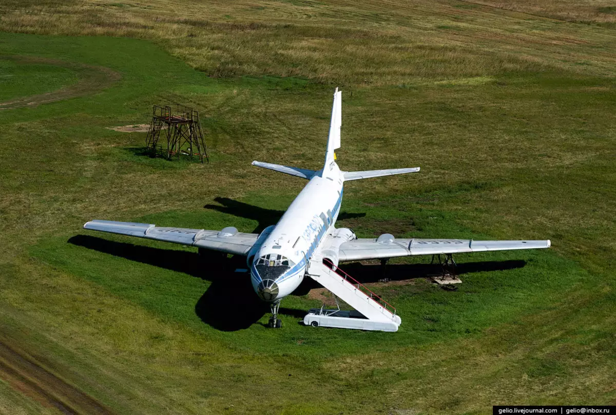 USSR-42417 TU-104B, WFP ఓమ్స్క్ విమానాశ్రయం సమీపంలో నిలబడి.