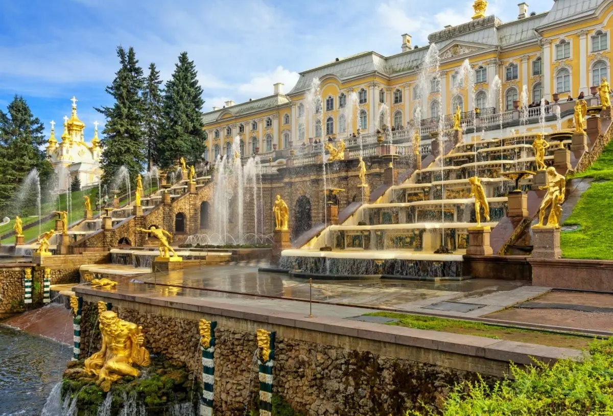 Wat attraktéiert Touristen St. Petersburg 11942_11