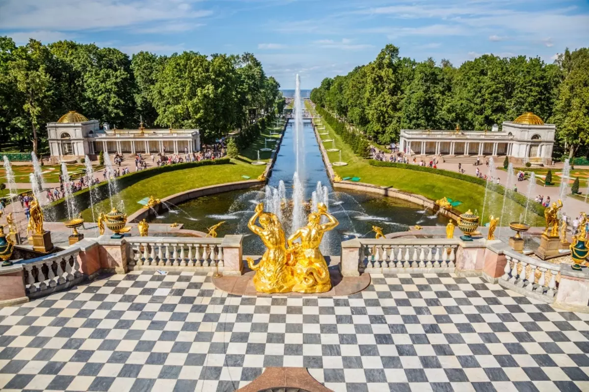 Wat attraktéiert Touristen St. Petersburg 11942_16