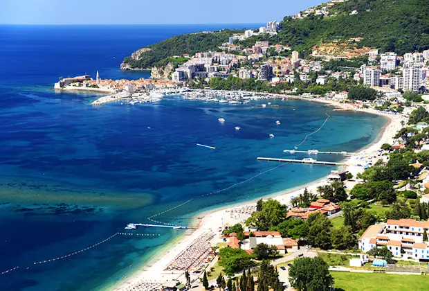 Ar draethau Budva, awyrgylch Sochi Brodorol a Crimea