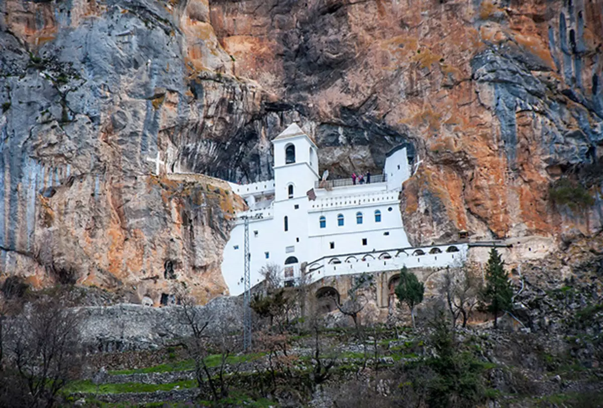 Monastery Ostrog lõigatud rockini kõrgusel 900 meetri kõrgusel merepinnast