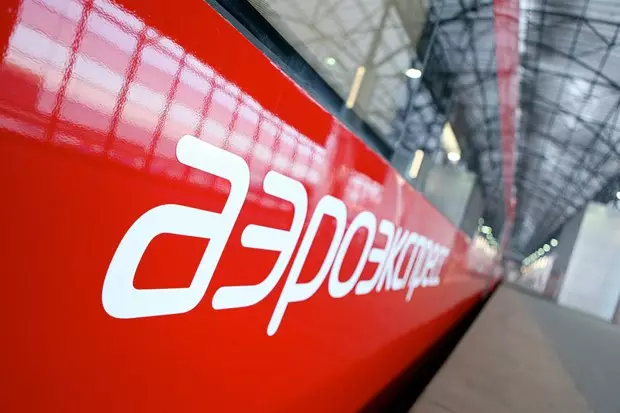 Jak szybciej dotarcie na lotnisko: przez taksówkę i aeroExpress?