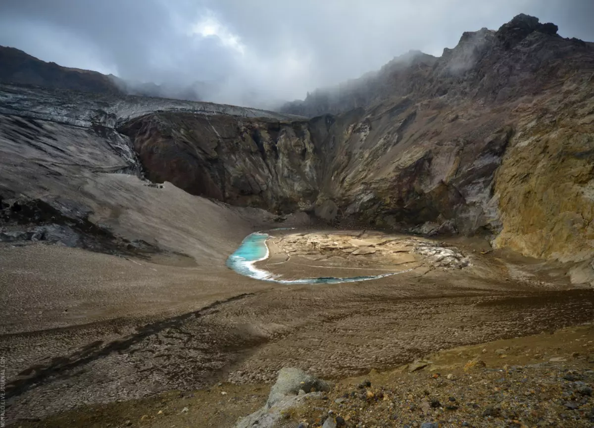 Sa ilawom sa usa sa crater mutnovsky