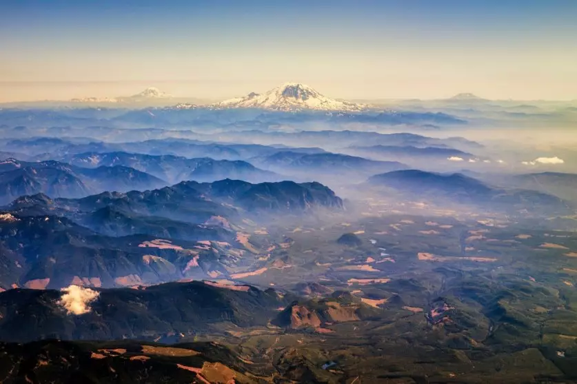 Questo è il motivo per cui nell'aereo è necessario scegliere posti vicino alla finestra 12907_16