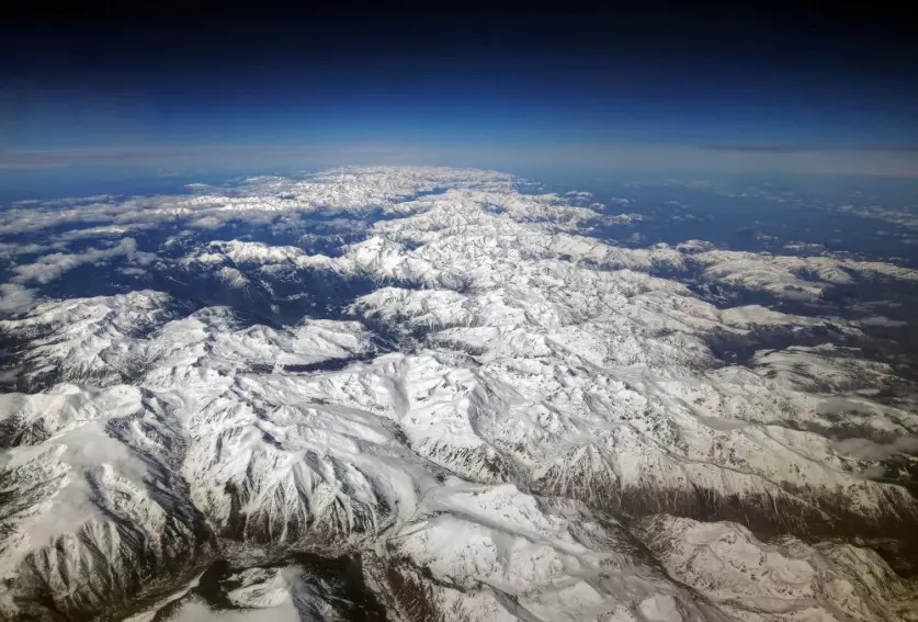 Det er derfor i flyet er det nødvendig å velge steder ved vinduet 12907_9