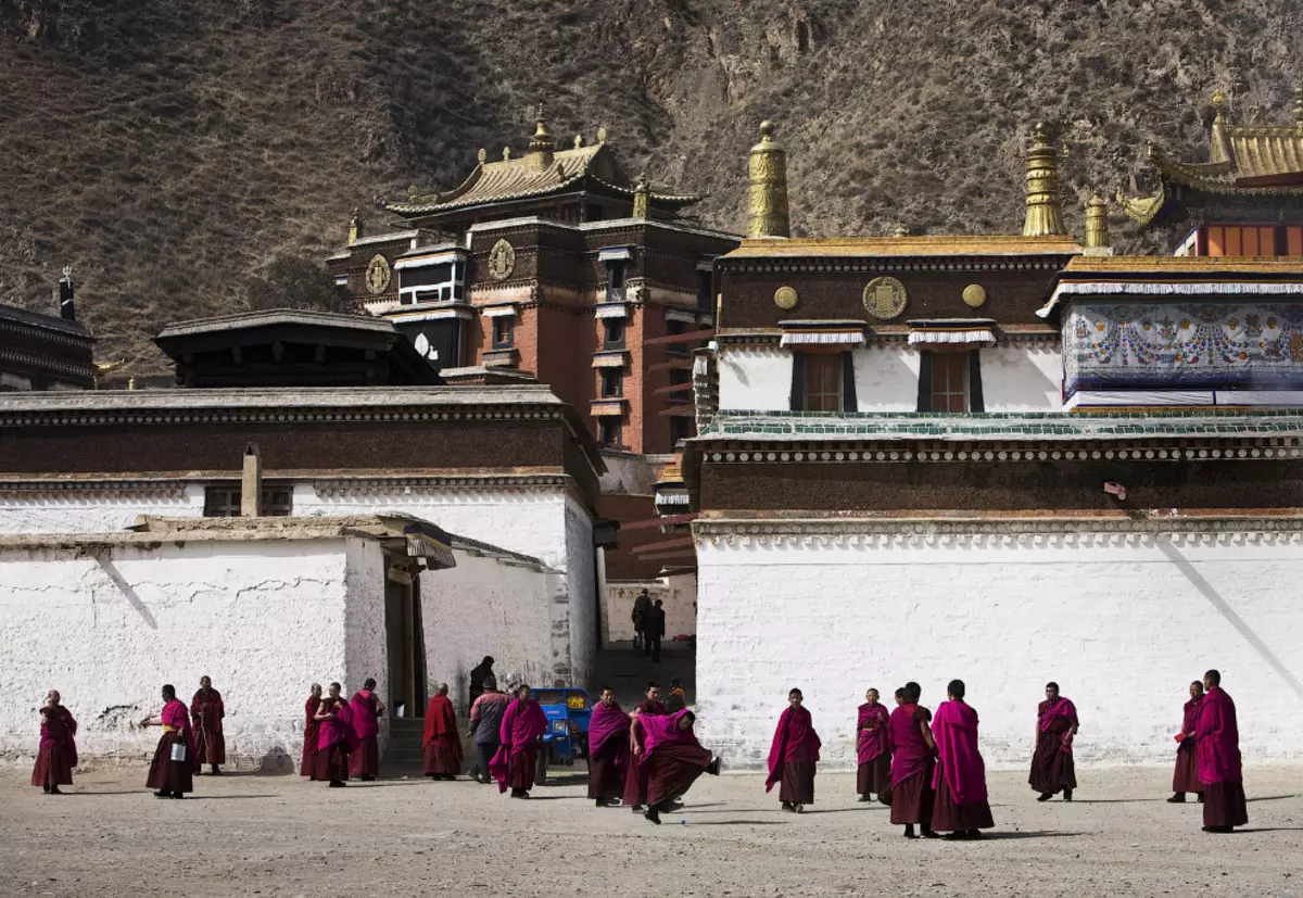 Tibetanska munkar i Labrang-klostret, om vilket vi nämnde ovan