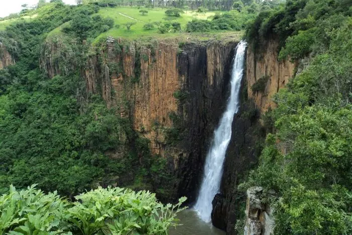 संसारमा 10 उच्च झरनाहरू, कुन यात्रुहरू र विन्टरहरूले खोजी गर्छन् हेर्नुहोस् 2244_10