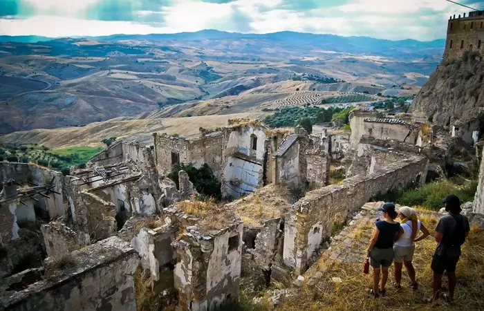 10 Úžasné duchové mestá, ktoré dnes existujú 2327_1